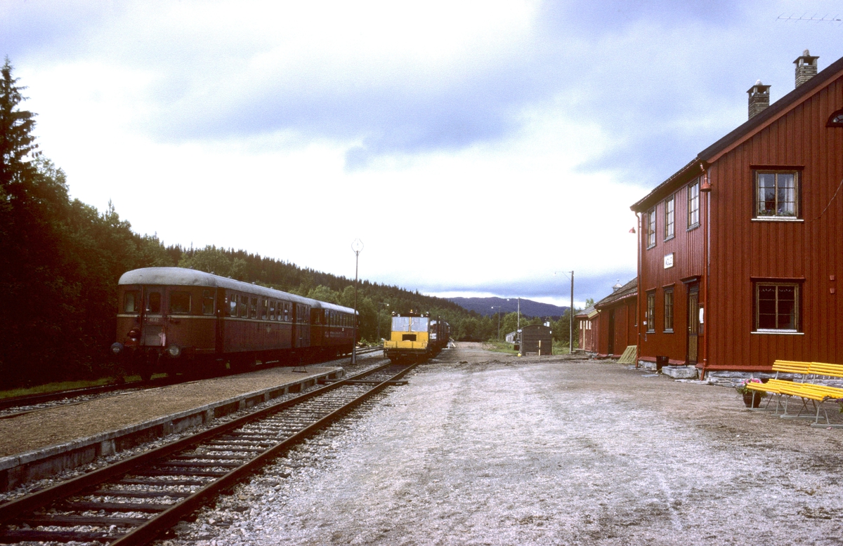Agle stasjon. Tog 457 kjører videre mot Grong, mens en arbeidstralle ...
