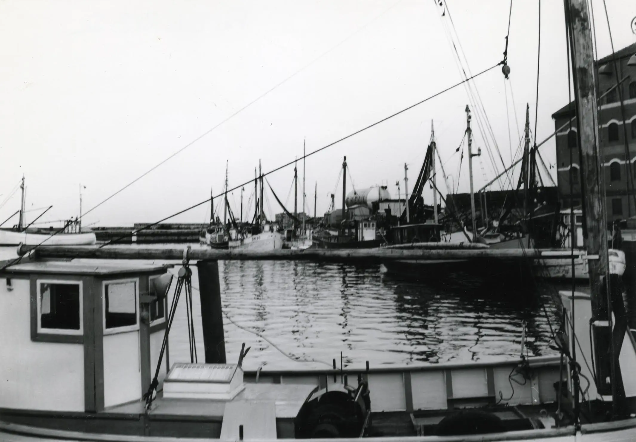 Från Simrishamns hamn, 1953. - Sjöhistoriska museet / DigitaltMuseum