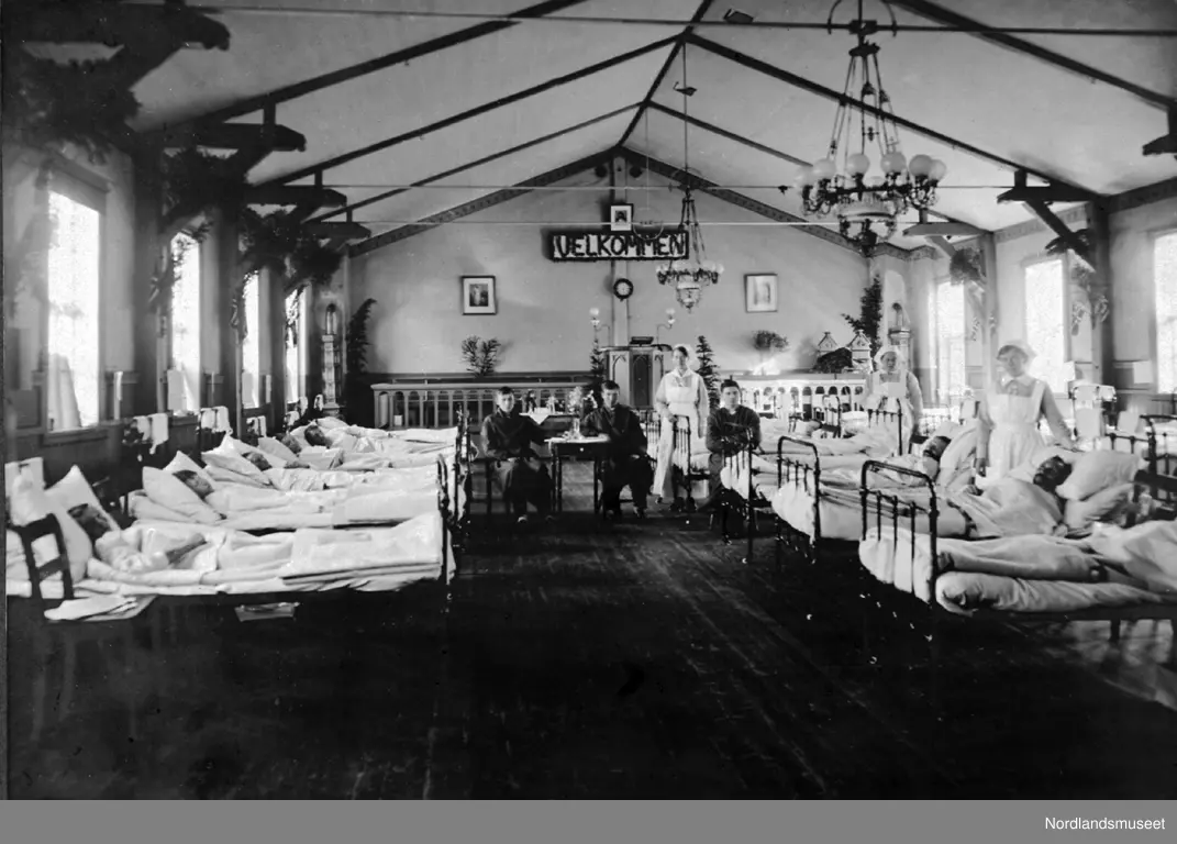 Bodø gamle sykehus. Storgt. 2. Fra en av salene. 6 senger på hver side ...