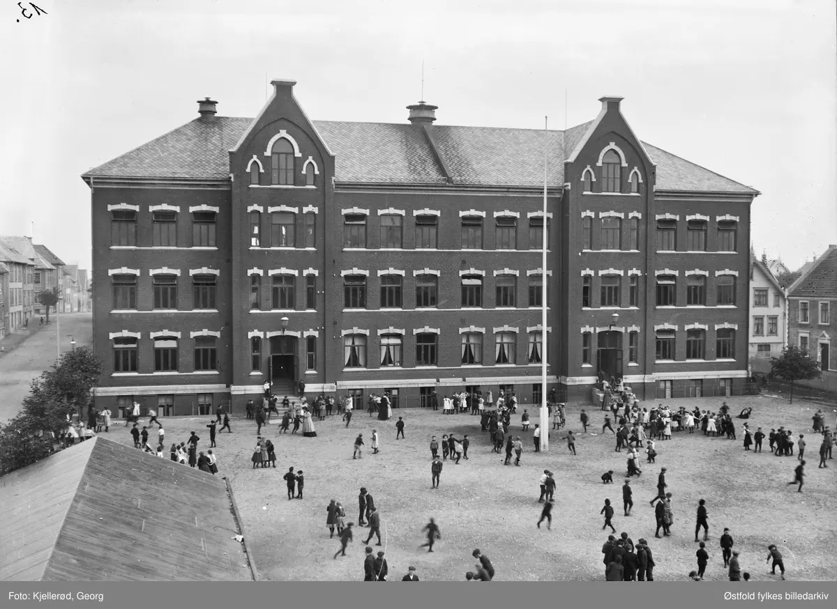 Storhaug skole i Stavanger 1910. Skolegård med barn. - Østfold fylkes ...