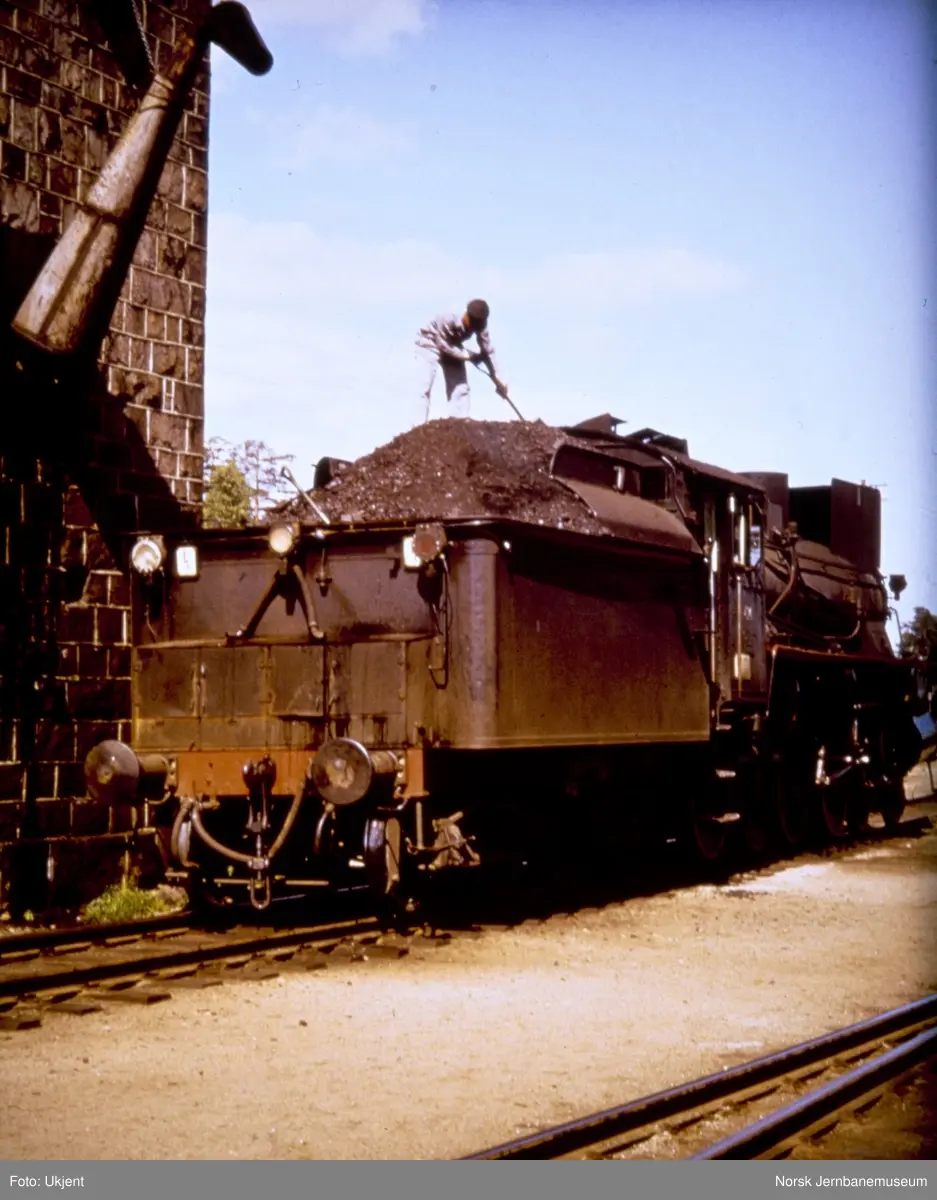Damplokomotiv type 26c nr. 414(?) tar vann ved vanntårnet på Elverum ...