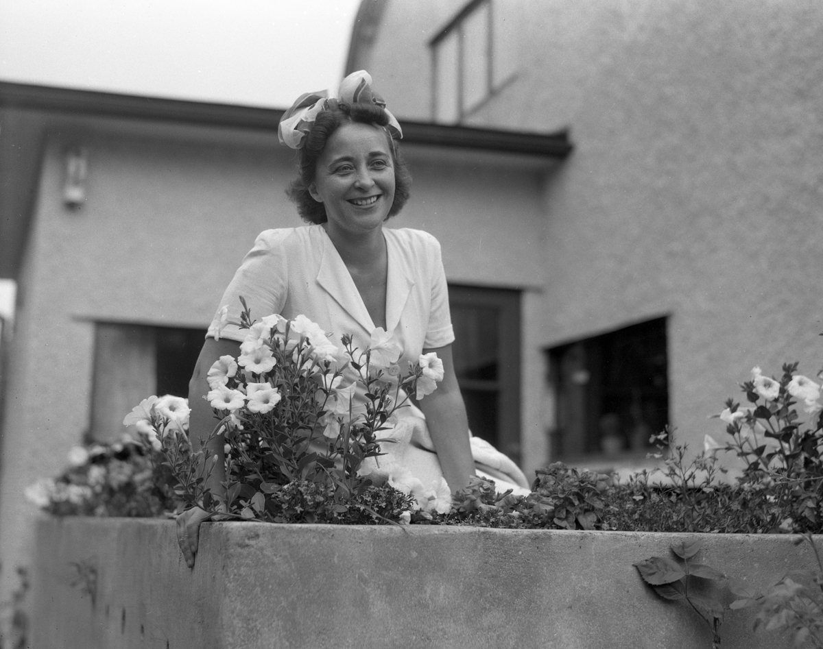 Mimi Pollak 1945. Bilden togs utanför moderns kombinerade bostad och ...