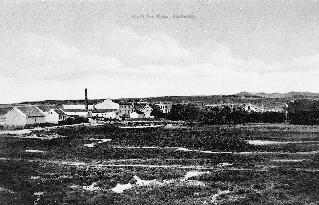 Klepp stasjon. Meieriet til venstre og jernbanen til høgre. - Jærmuseet ...
