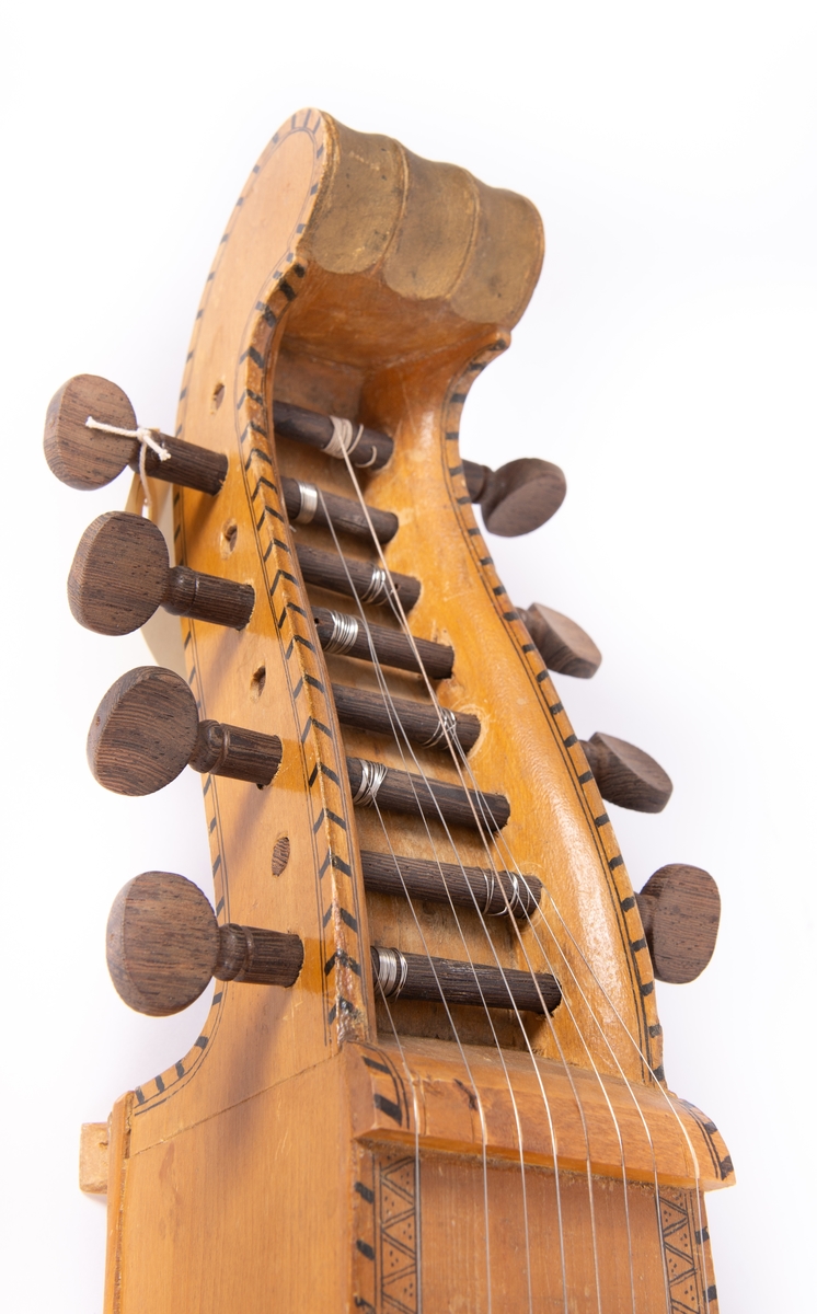 Langeleik - Valdres Folkemuseum / DigitaltMuseum