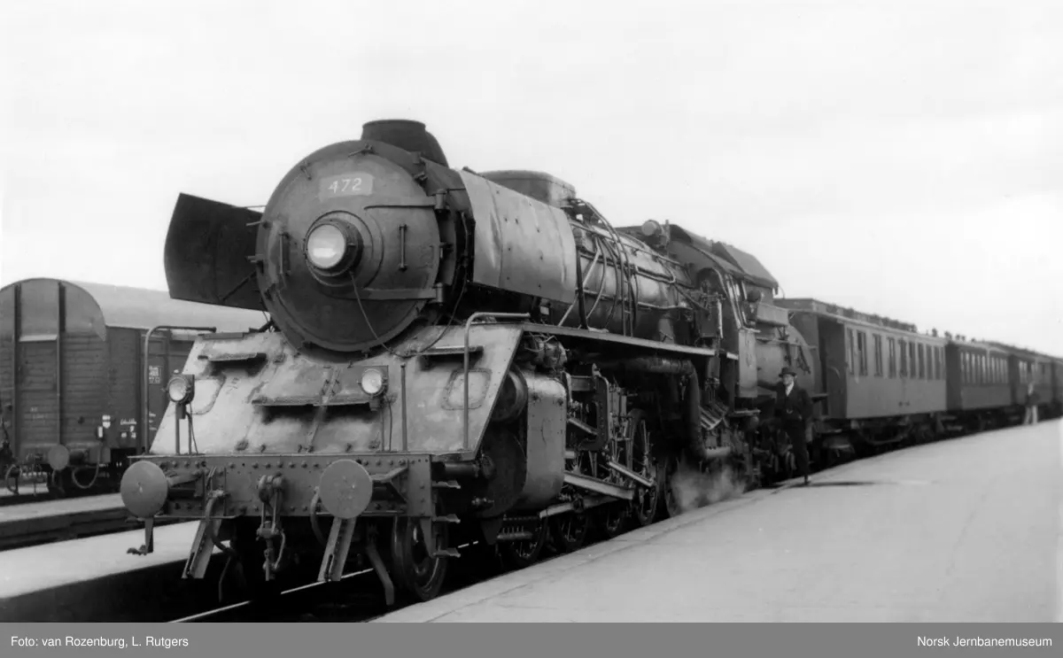Damplokomotiv type 49c nr. 472 DOVREGUBBEN med persontog på Trondheim ...