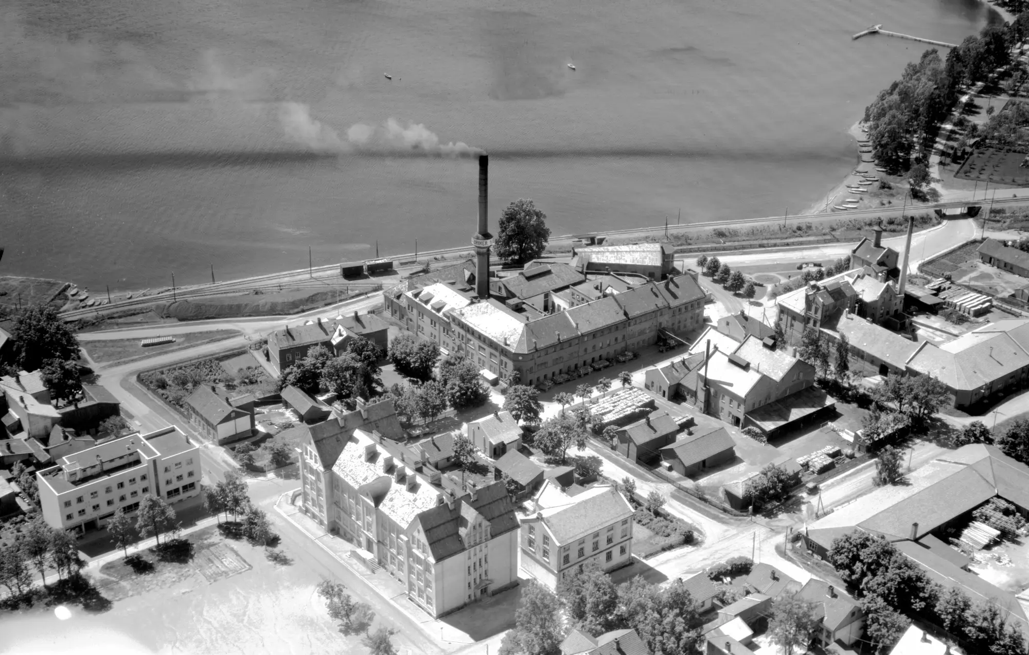 FLYFOTO FRA VESTRE TORG, HAMAR KATEDRALSKOLE, MELKEFABRIKKEN, OG HAMAR ...