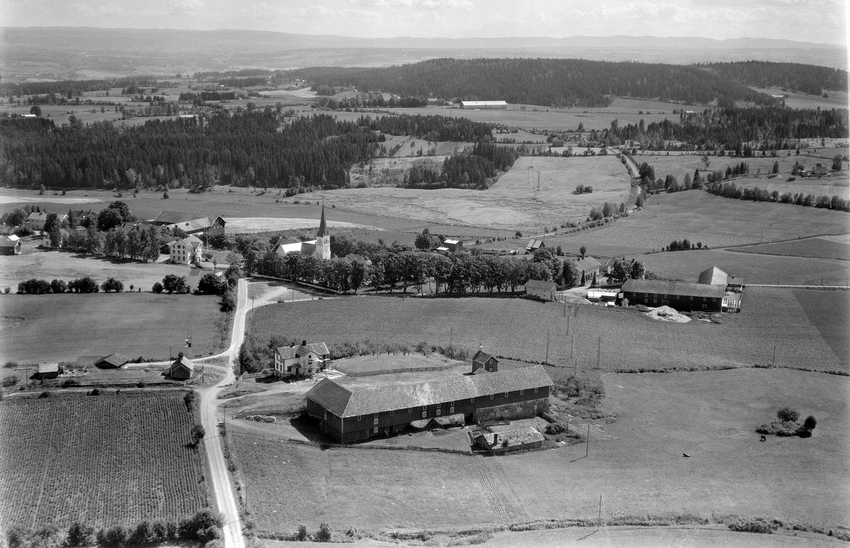 Flyfoto av Bjørke gård, Furnes, Ringsaker. Stor Deglum, Furnes Kirke ...