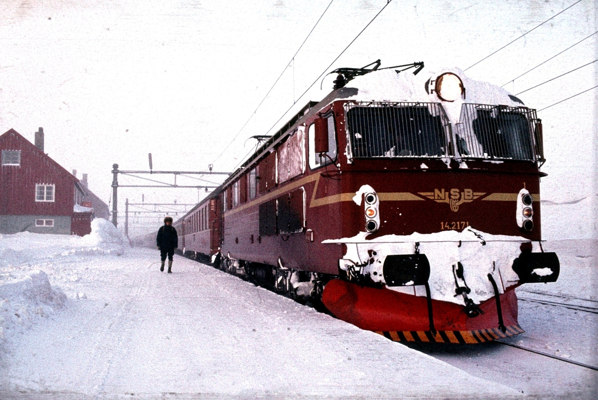 Tog 602 fra Bergen til Oslo på Finse stasjon. - Akershusbasen ...