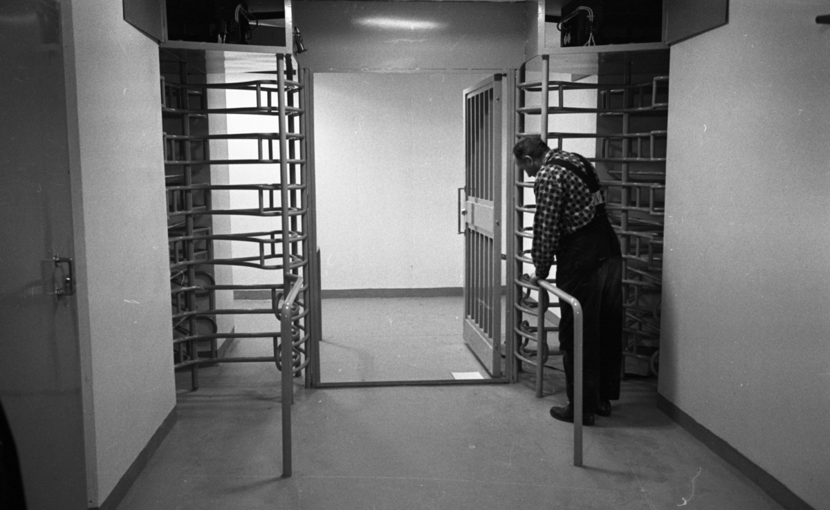 Anstalten Kumla 12 februari 1965. Avdelningsdörr inne i fängelset ...