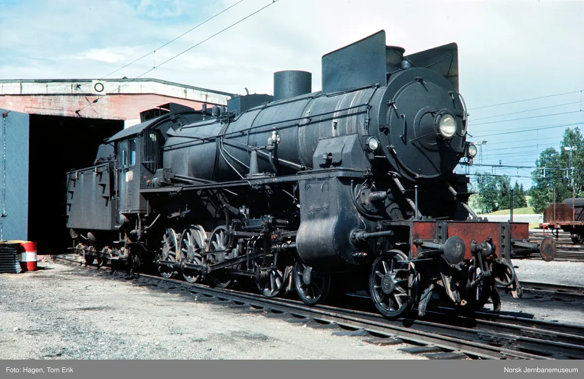 Damplokomotiv type 31b nr. 448 på Eina stasjon - Norsk jernbanemuseum ...