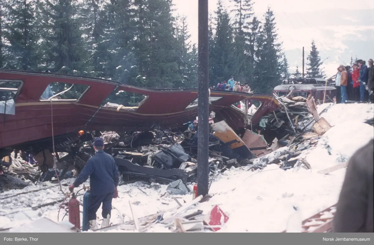 Tretten-ulykken - opprydding på ulykkesstedet - Norsk jernbanemuseum ...