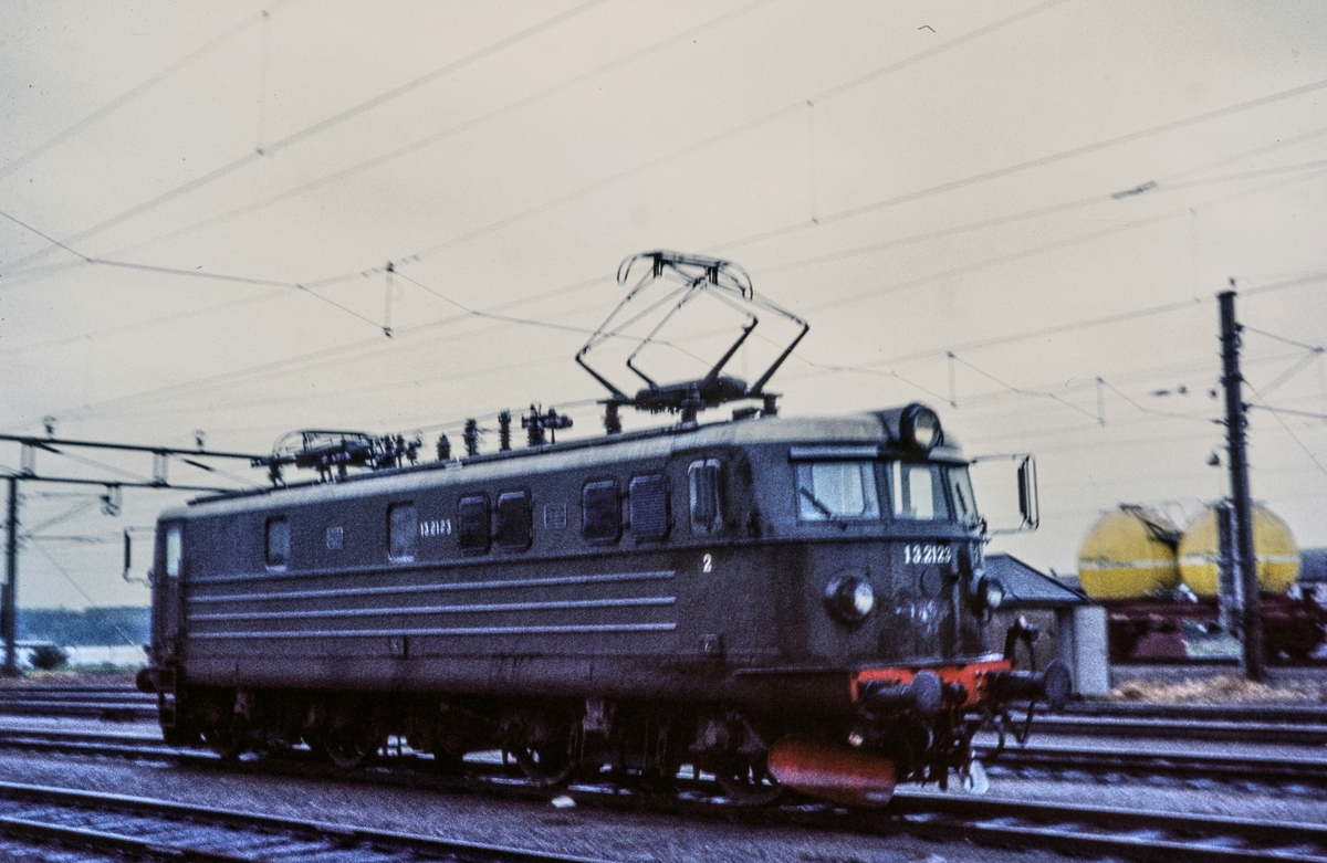 Elektrisk lokomotiv type El 13 nr. 2123 på Hamar stasjon ...