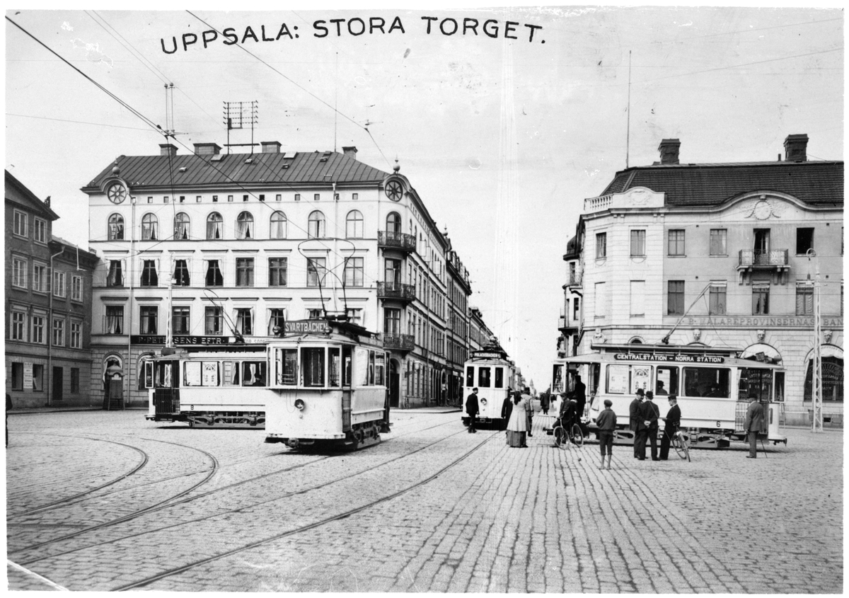 På Stora Torget står Uppsala Spårvägar, US 6 och 8 med flera ...