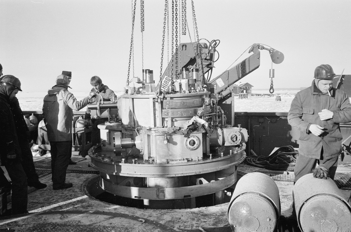 Lyft av motor till M71 Landsort - Marinmuseum / DigitaltMuseum