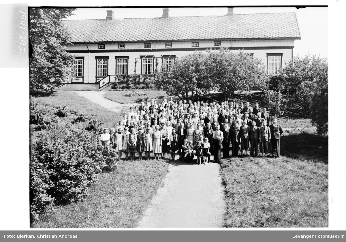 Elever og lærere ved Røstad Skole - Levanger Fotomuseum / DigitaltMuseum Elever og lærere ved Røstad Skole - Levanger Fotomuseum / DigitaltMuseum