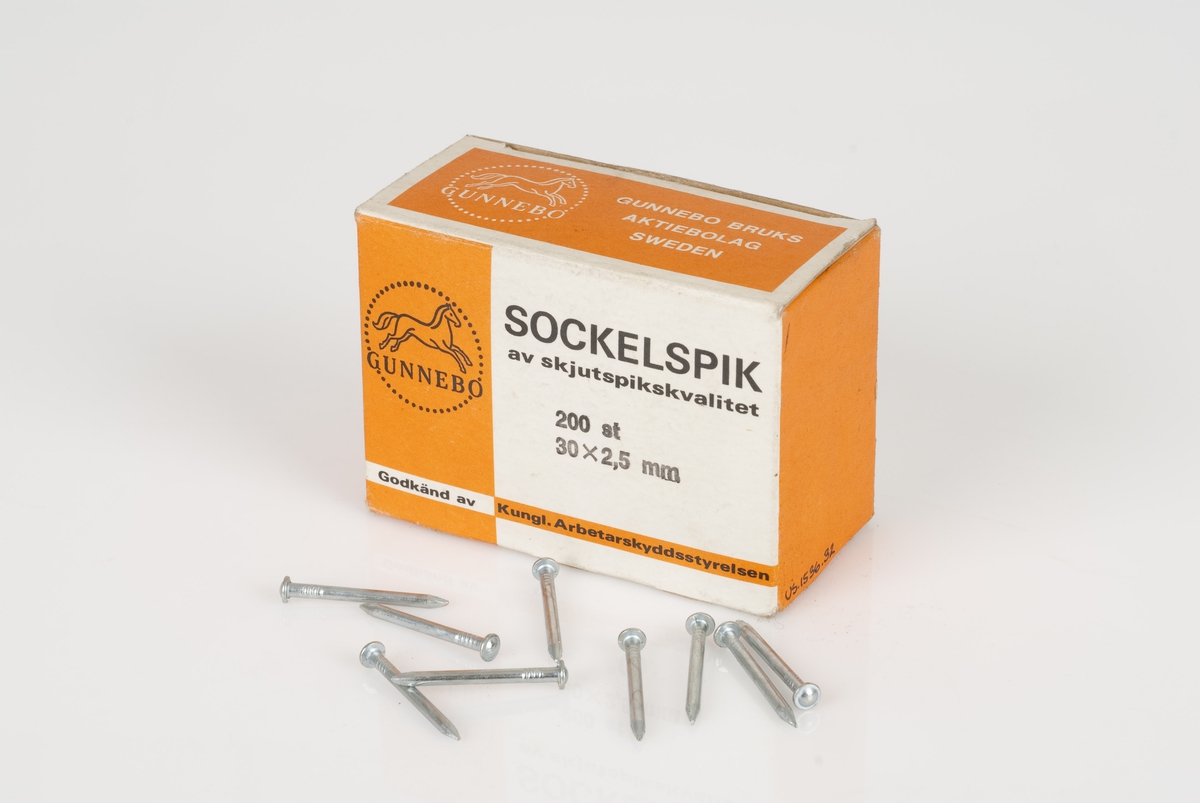 Spiker i eske - Akershusbasen / DigitaltMuseum