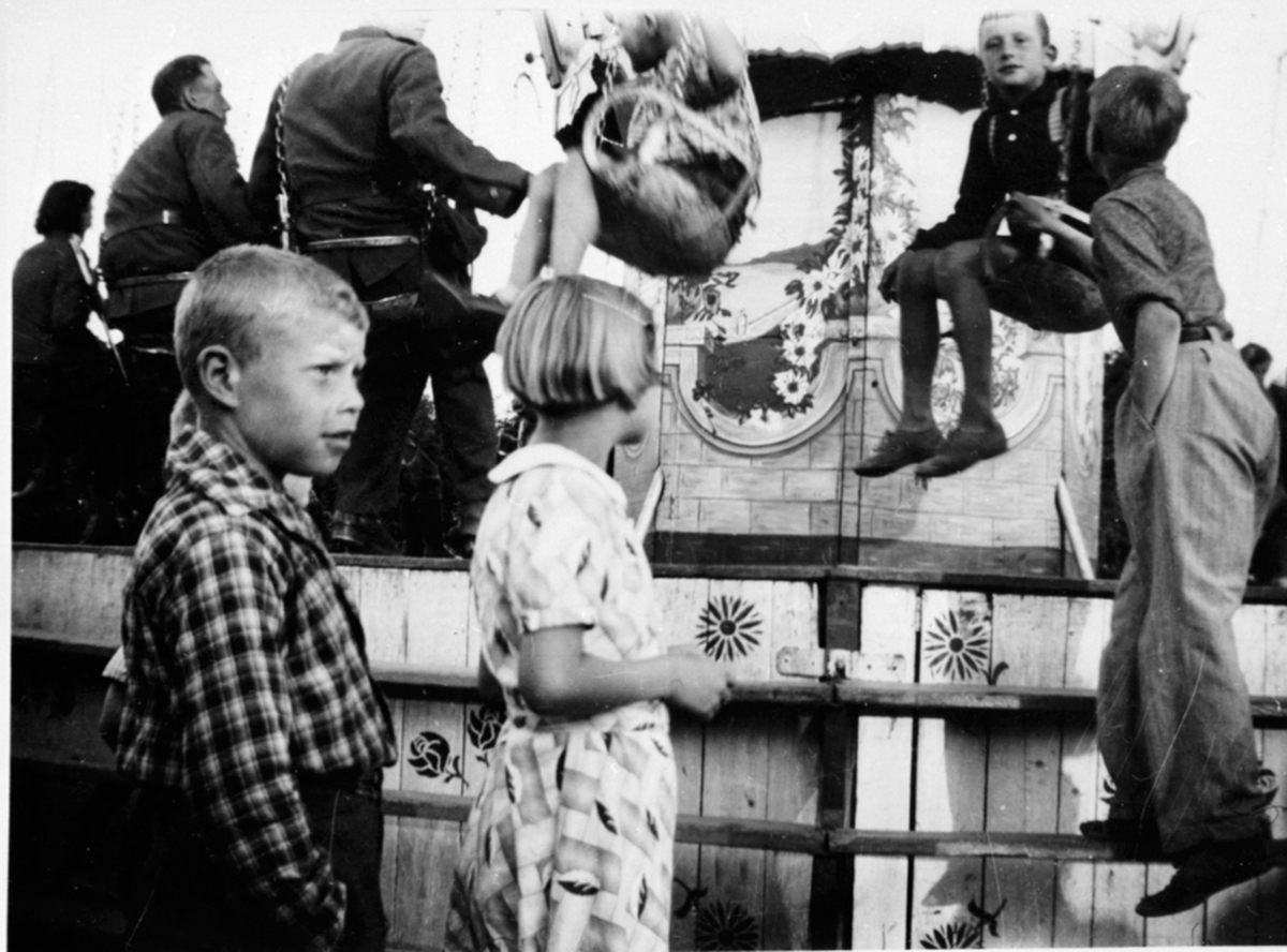 Karusell, Tivoli, Brumunddal under krigen, barn, tyske soldater. - Anno ...